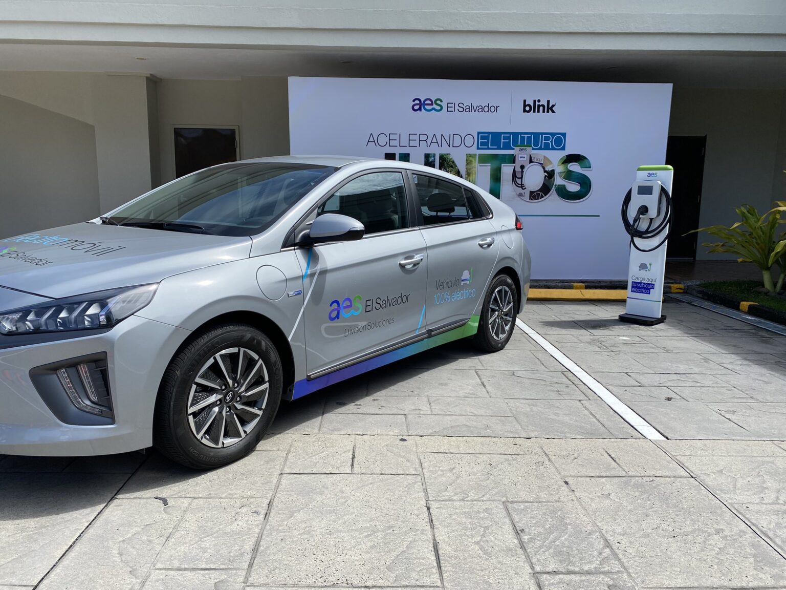 AES y Blink Charging establecen alianza para impulsar la ...