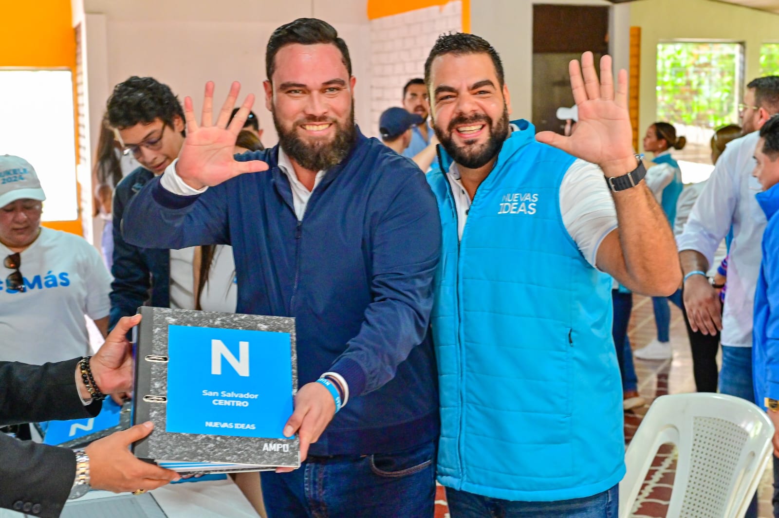 Presentan solicitud de inscripción de Mario Durán como candidato por San Salvador Centro ...