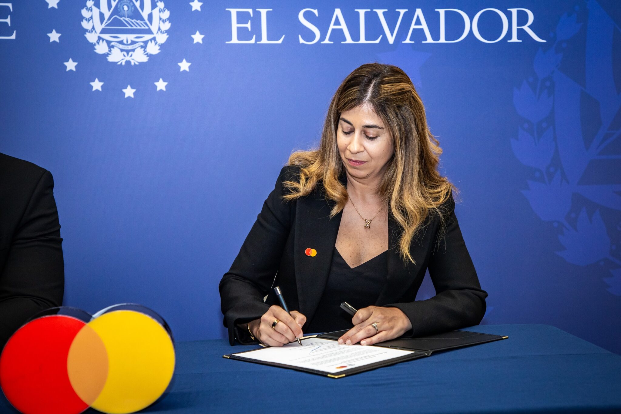 Mastercard y BCR impulsan la transformación digital del sistema financiero en El Salvador ...